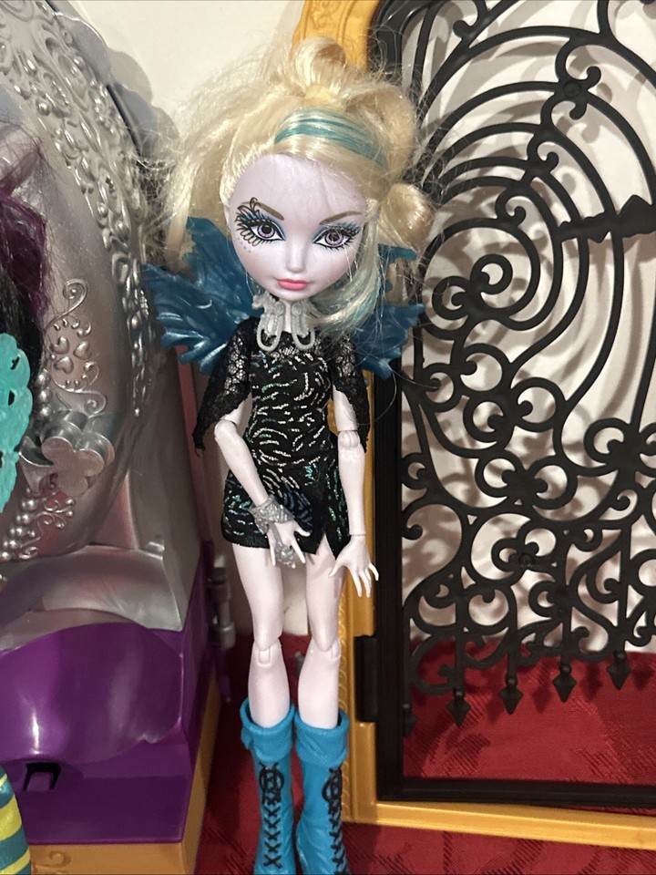 Ever After High Way Too Wonderland Raven Queen Playset Dolls Faybelle ...