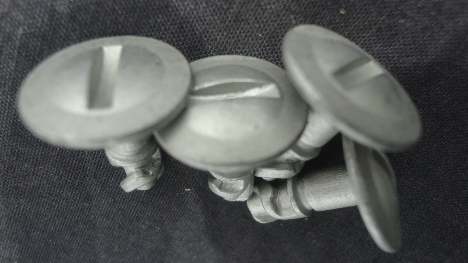 2 X Genuine Audi Dowel Pins-engine Undertray-wheelarch Liner-8d0805121 ...