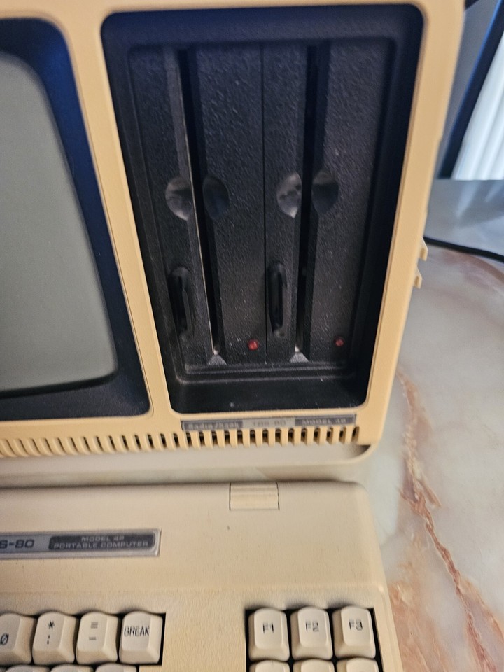 Vintage Radio Shack Computer TRS-80 Model 4P 26-1080A Powers on Pick Up ...