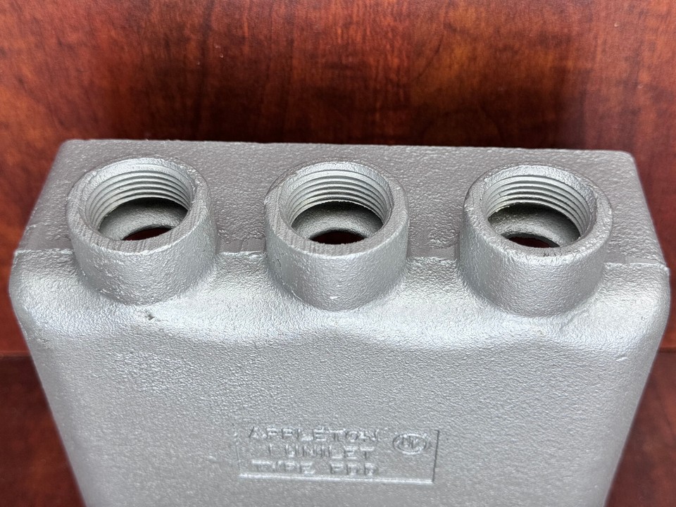 Appleton FDD-3-100 1" & 3/4" Cast Device Box 4-Hub 3-Gang Outlet Unilet ...