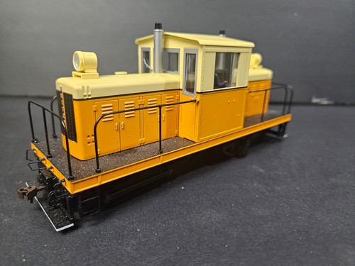 Bachmann On30 Whitcomb 50-Ton Center-Cab - Orange & Cream (29202) for ...