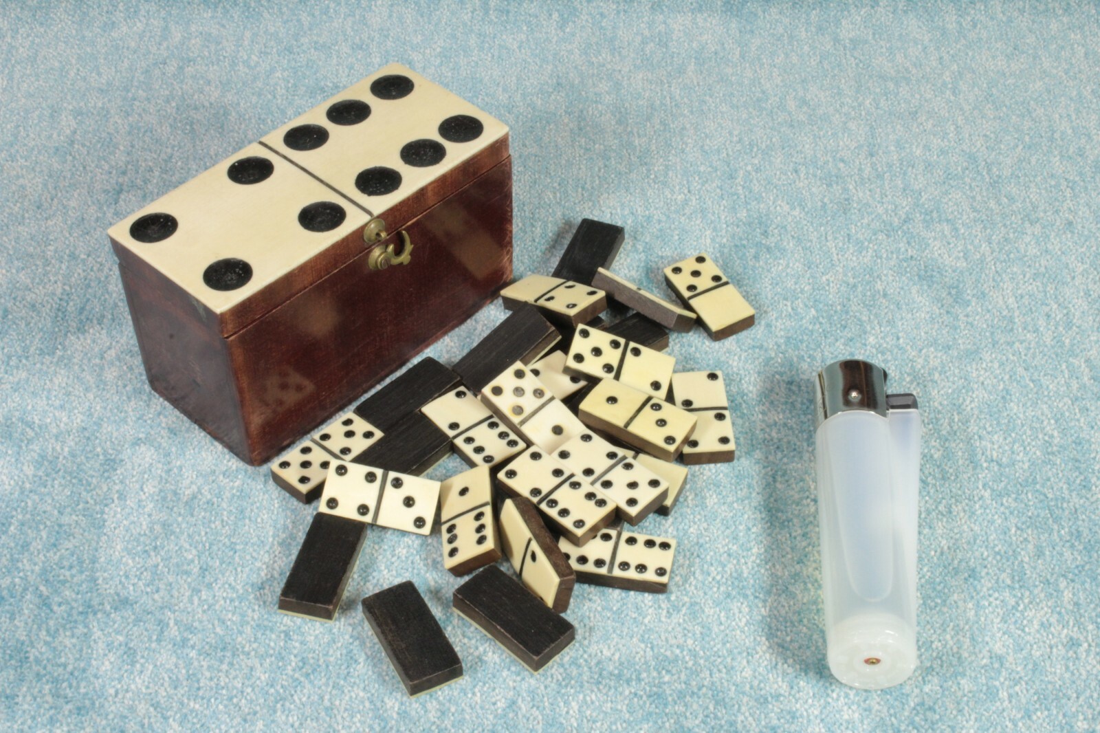 Dominó miniatura de madera y hueso S.XX Miniature dominoes made of wood ...