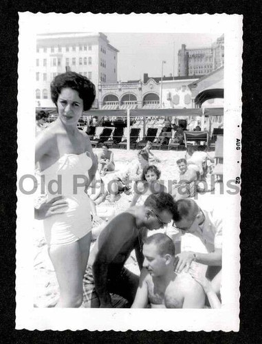 BEACH LADY SEXY SWIMSUIT HANDS HIPS LEGS MEN LOOK @ BACK OLD/VINTAGE PHOTO- F443 | eBay
