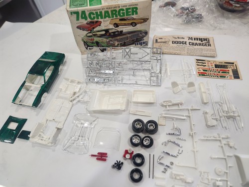 MPC 74 CHARGER HOT SHOT MODEL KIT 1-7407-250 MOPAR DODGE 1/25 | eBay