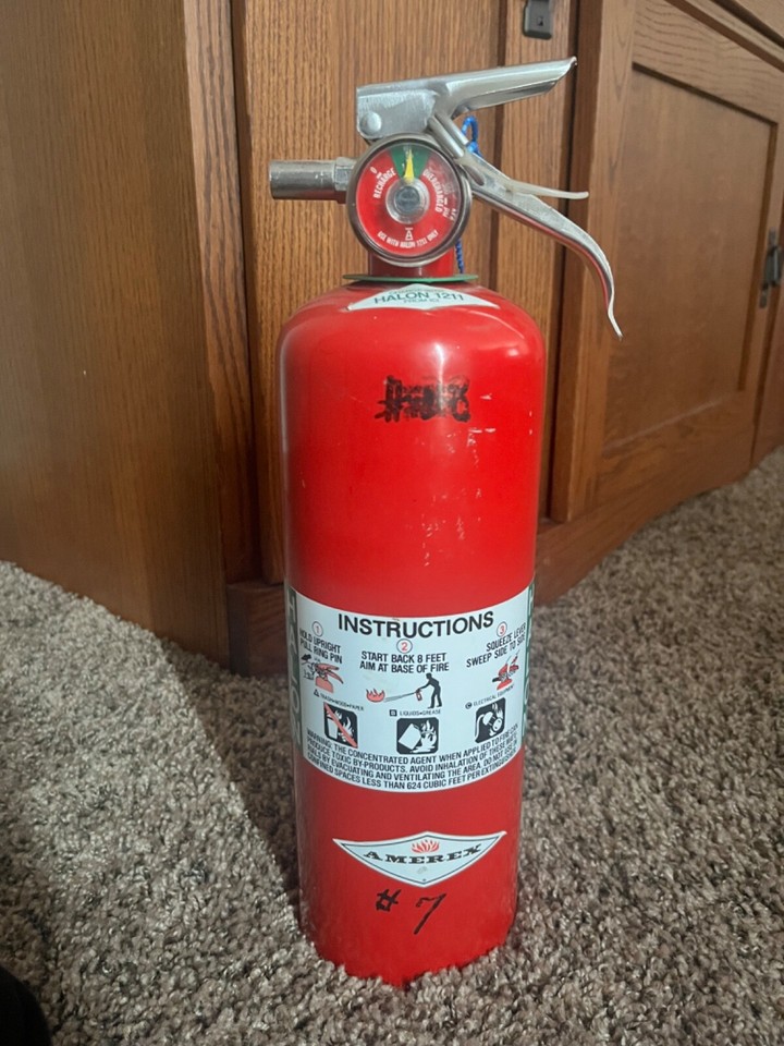 9 LB HALON 1211 ABC AMEREX FIRE EXTINGUISHER FULL IN THE GREEN FIRE RED ...