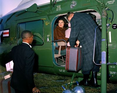 FIRST LADY JACKIE KENNEDY AND CAROLINE DEPART FOR GLEN ORA - 8X10 PHOTO ...