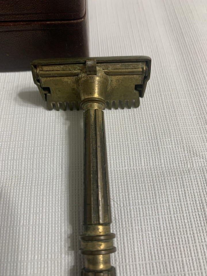 VTG. LOT OF (3) SINGLE BLADE RAZORS: (1)GILLETTE'S (2) STAR BRAND & BOX ...