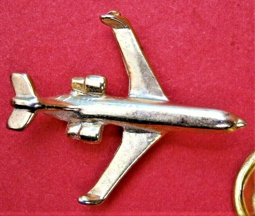 AC960*) Gold tone airline aeroplane plane jet brooch badge tie lapel ...