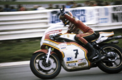 Barry Sheene Suzuki waves to the crowd 1976 Motorcycle Racing Old Photo ...