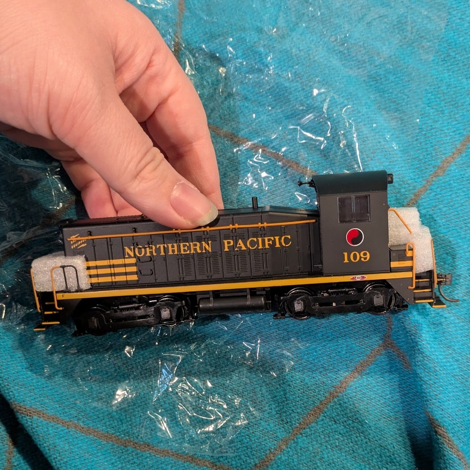 Broadway EMD Switcher SW7 Phase 1 NP #109 HO Train Northern Pacific No ...