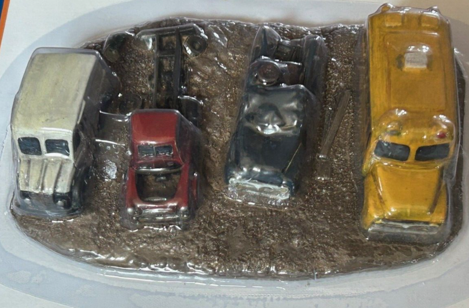JUNK TRUCK ROW SCRAP PILE RESING CASTING / 4 pack HO Scale KIT 933-3639 ...