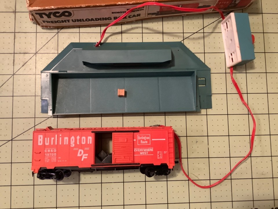 VINTAGE HO Tyco Freight Unloading Box Car No Scale UNTESTED | eBay