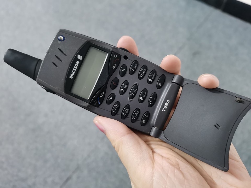 Ericsson T28 - 0.5 MB - Black (Unlocked) 2G GSM 900 / 1800 Classic Cell ...