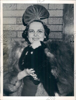1940 Zanesville Ohio Mrs Leo Dunlap with her Pet Deodorized Skunk Press ...