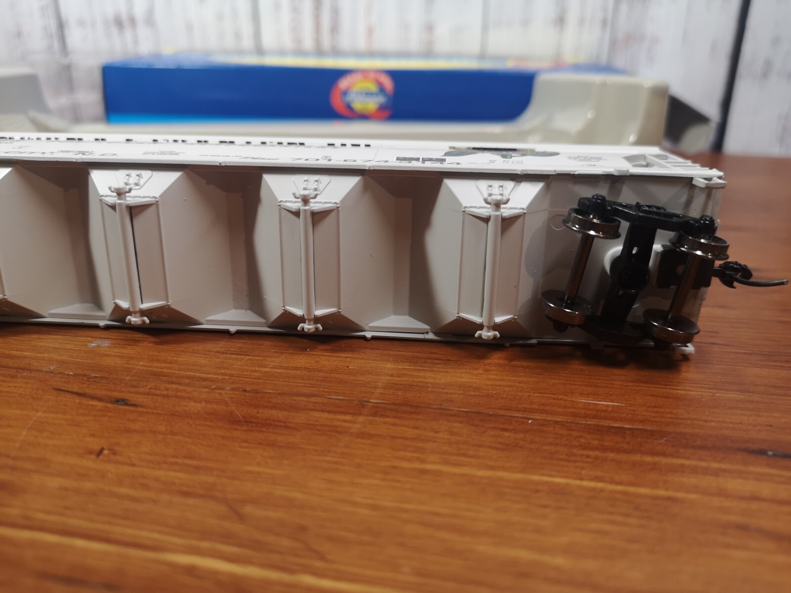 Ho Scale Athearn 4 Bay Covered Hopper Car Farmers Elevator Feix - Read ...