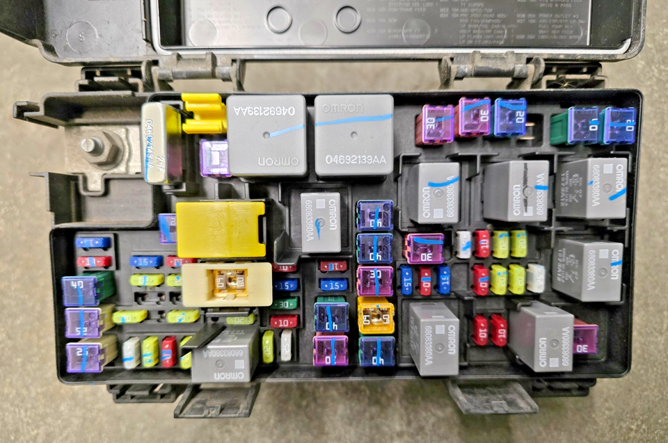 2014 Dodge Grand Caravan Chrysler Town & Country TIPM Fuse Box Module ...