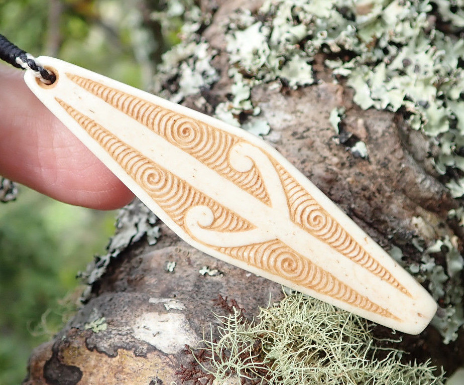 SUPERB HAND CARVED NZ MAORI KORU ENGRAVED INLAID CATTLE BONE PENDANT | eBay