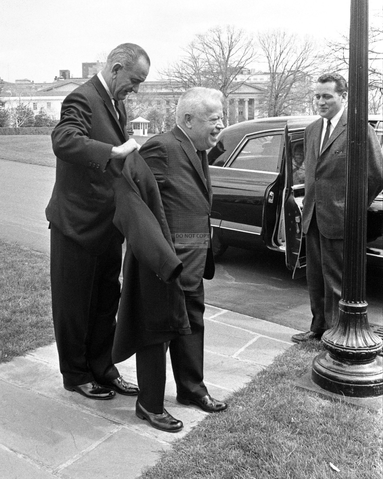 LYNDON JOHNSON HELPS LABOR LEADER DAVID DUBINSKY w/ COAT - 8X10 PHOTO (OP-569) | eBay