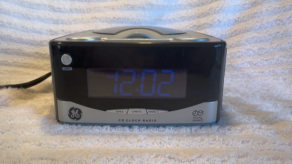GE Dual Alarm Stereo CD Am/fm Clock Radio 7-4801a W/ LCD Display Works ...