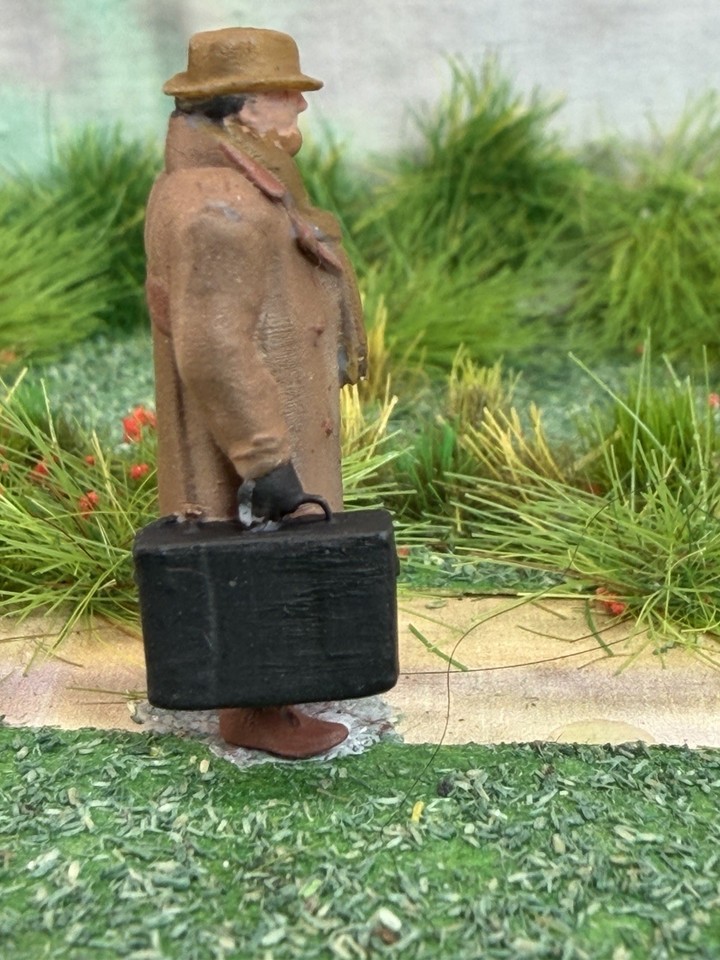 OO GAUGE Train Model Railway Passenger In Coat Figure 3D Hand Painted 1 ...