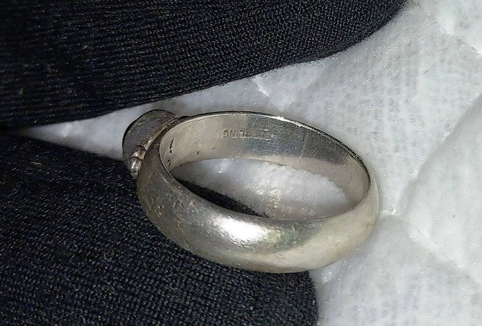 VINTAGE STERLING SILVER RED STONE RING SIZE 8 ROUND RED STONE IN RAISED ...