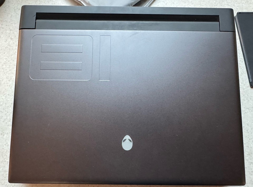 Alienware m18 R1 13th Gen Intel(R) Core(TM) i9-13980HX GeForce RTX 4090 ...