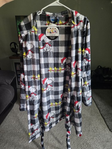 New Peanuts Snoopy Womens Size S/M Plush Hooded Robe | eBay