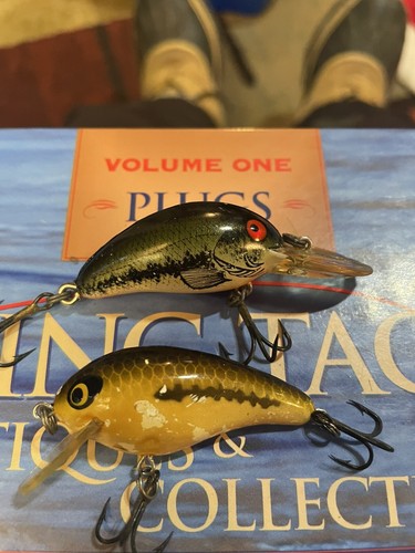 LOT OF 2 VINTAGE SHALLOW DIVING CRANKBAITS IN 2 DIFFERENT COLOR ...