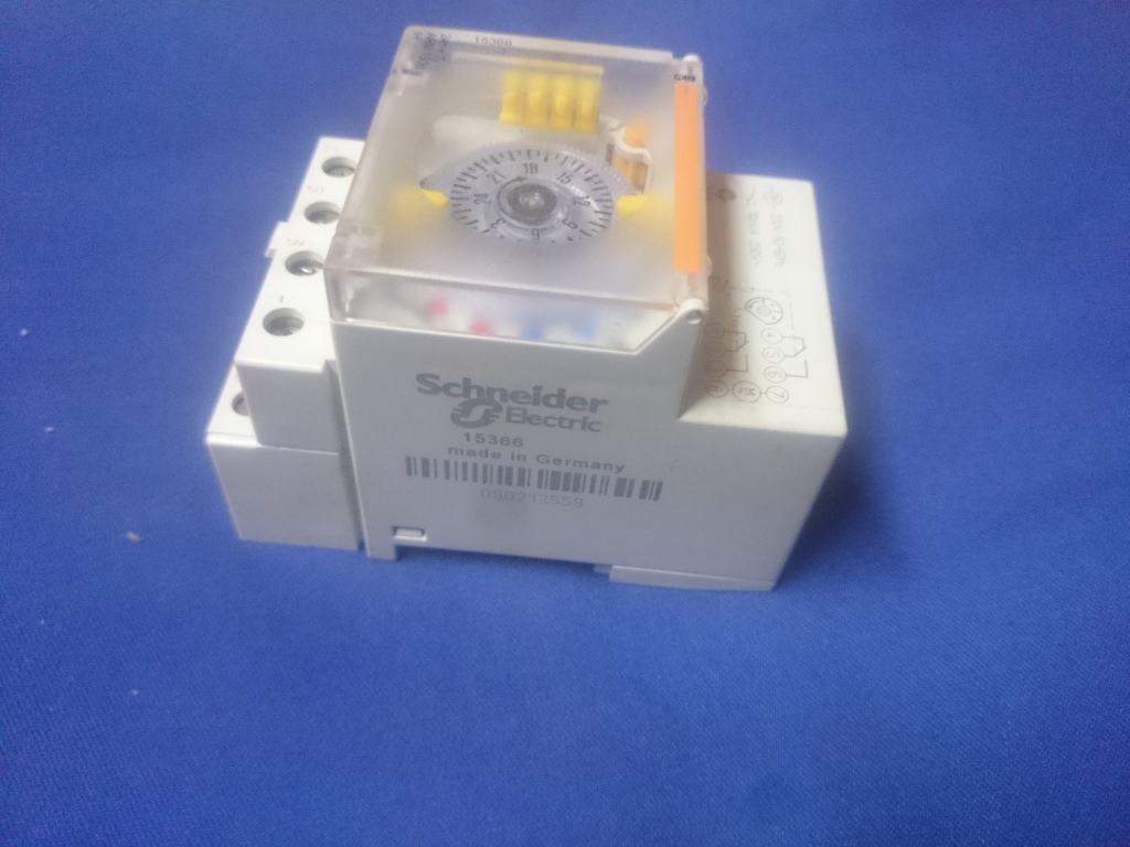 Merlin Gerin 15366 Time Switch 250V IH 24h + 7j Arm 150h New | eBay