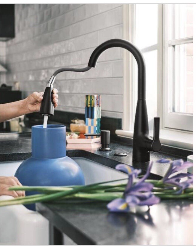 Moen Haelyn Matte Black Single-Handle Pull-Down Sprayer Kitchen Faucet ...