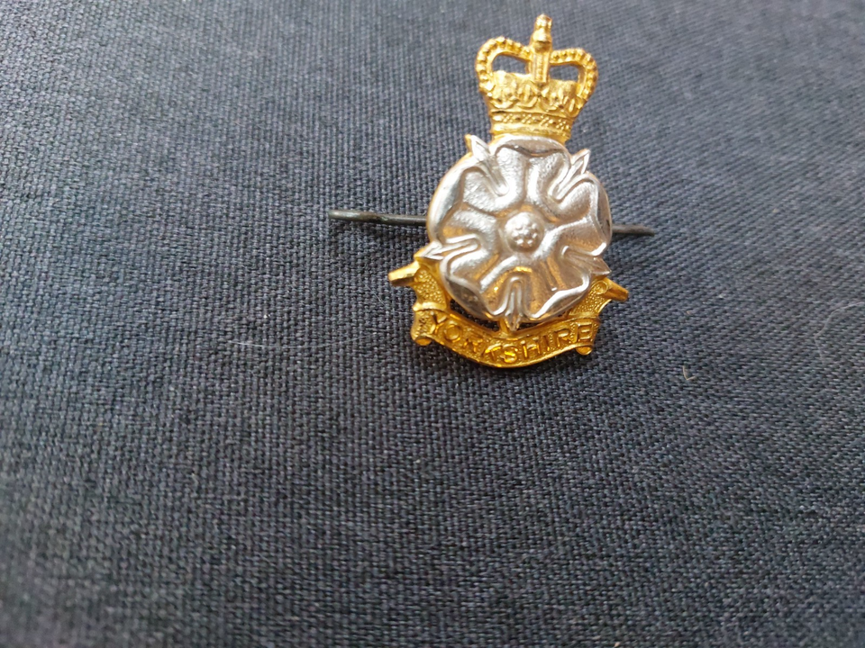 Nice Officers Silver and Gilt cap badge to YORKSHIRE BRIGADE maker ...