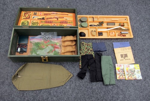 VINTAGE 12 INCH GI JOE FOOTLOCKER & ADVENTURE TEAM ACCESSORIES LOT ...