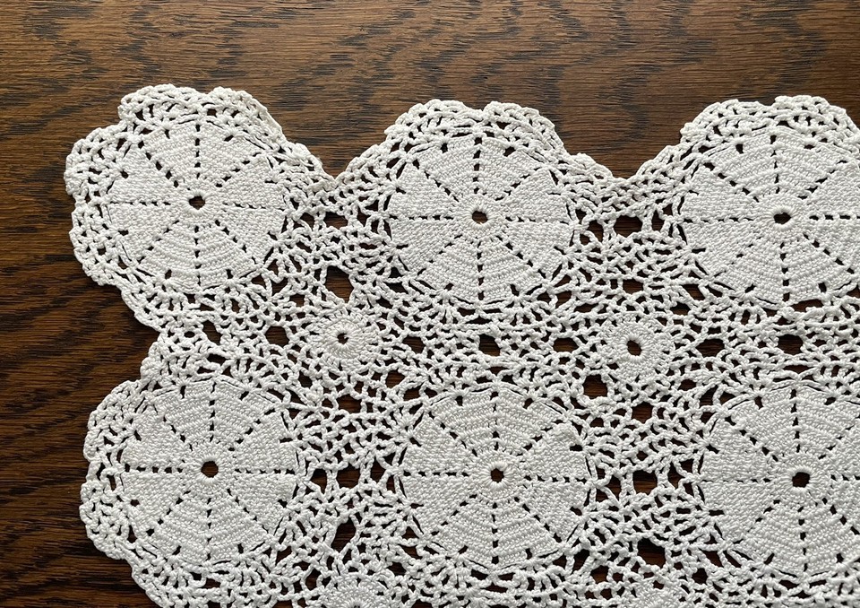 Vintage Table Centerpiece Runner/Dresser Scarf Medallion Pattern 25” X ...