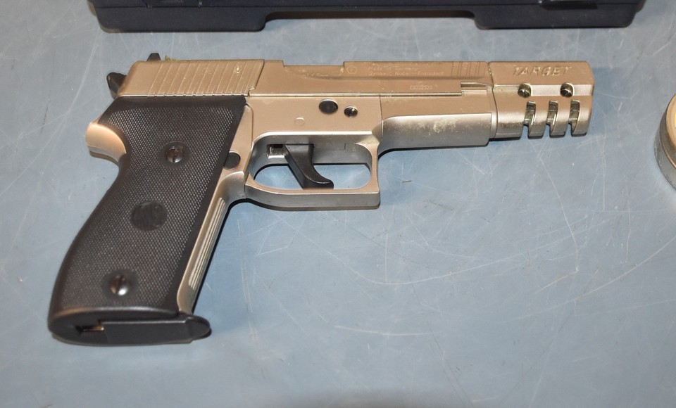 Vintage RWS C225 .177 4.5mm Caliber Co2 Air Pistol Sig Sauer P225 ...