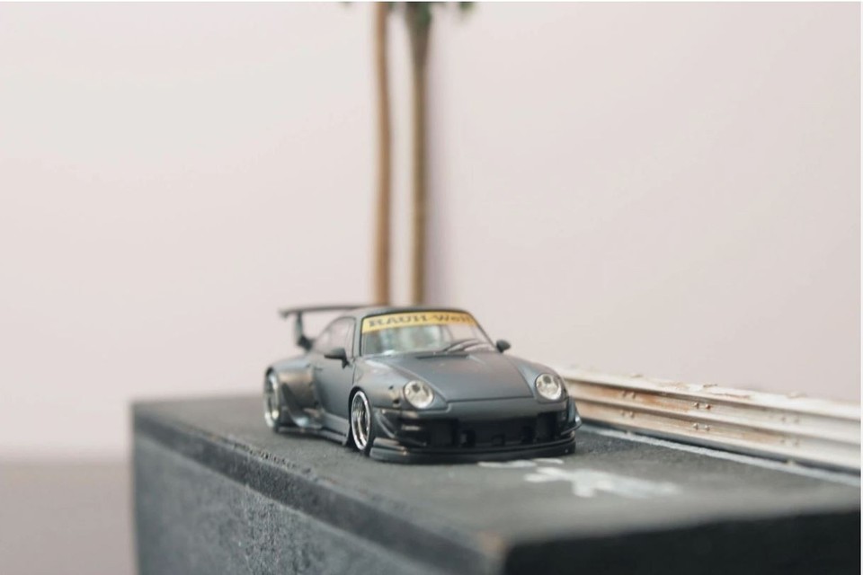 1:64 Make up Porsche 911 (964) Titan64 Singer Gulf blue and car Scene ...