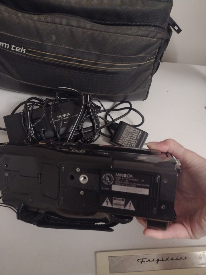 Vtg Minolta Master Series-8 81 Camcorder w/ Case Power Box & Adapter ...