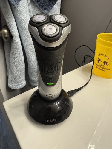 Philips Norelco AT815 PowerTouch Shaver | Aquatec Technology | Wet/Dry ...