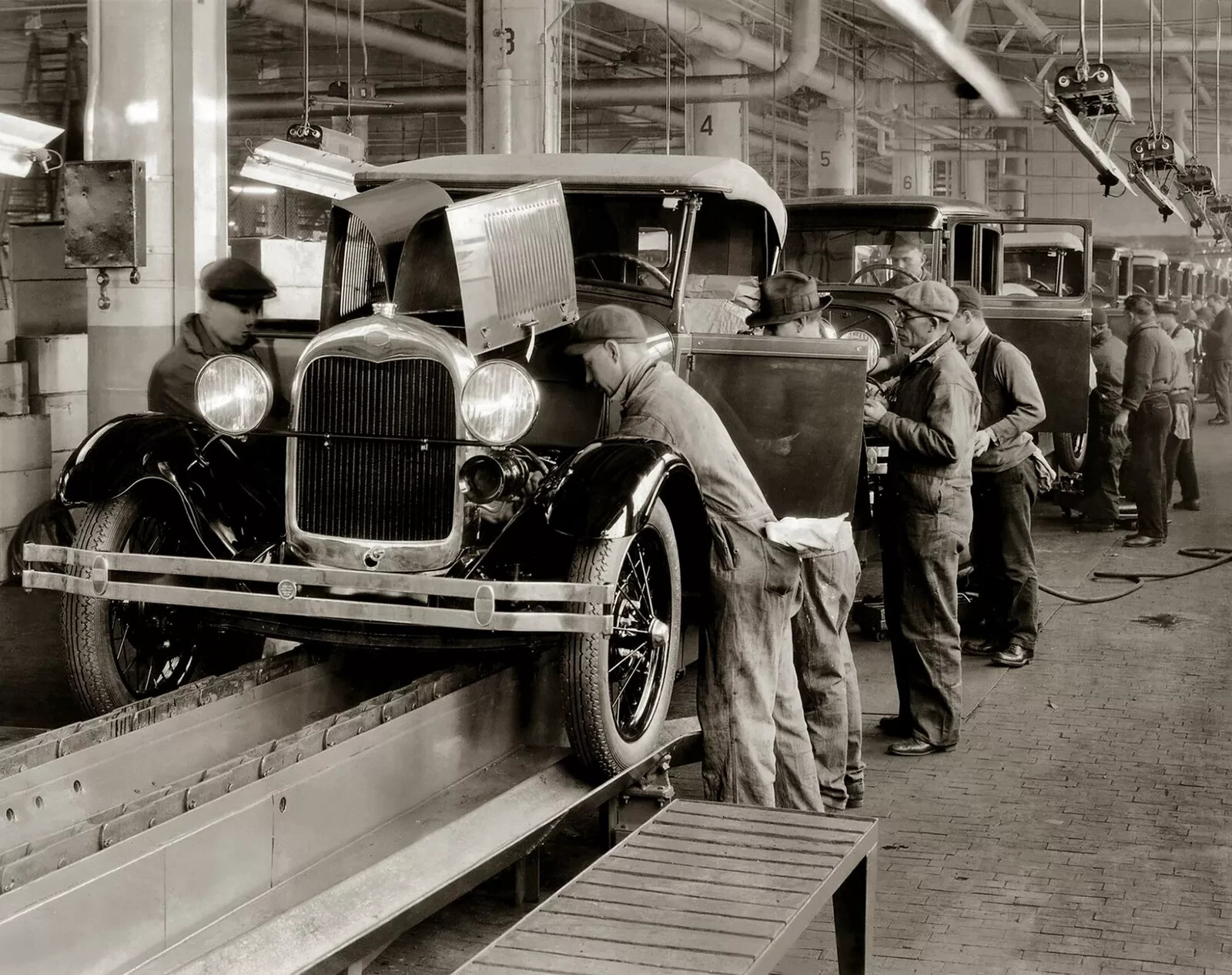 1920 Workers on FORD MODEL T ASSEMBLY LINE Classic Car Picture Photo ...