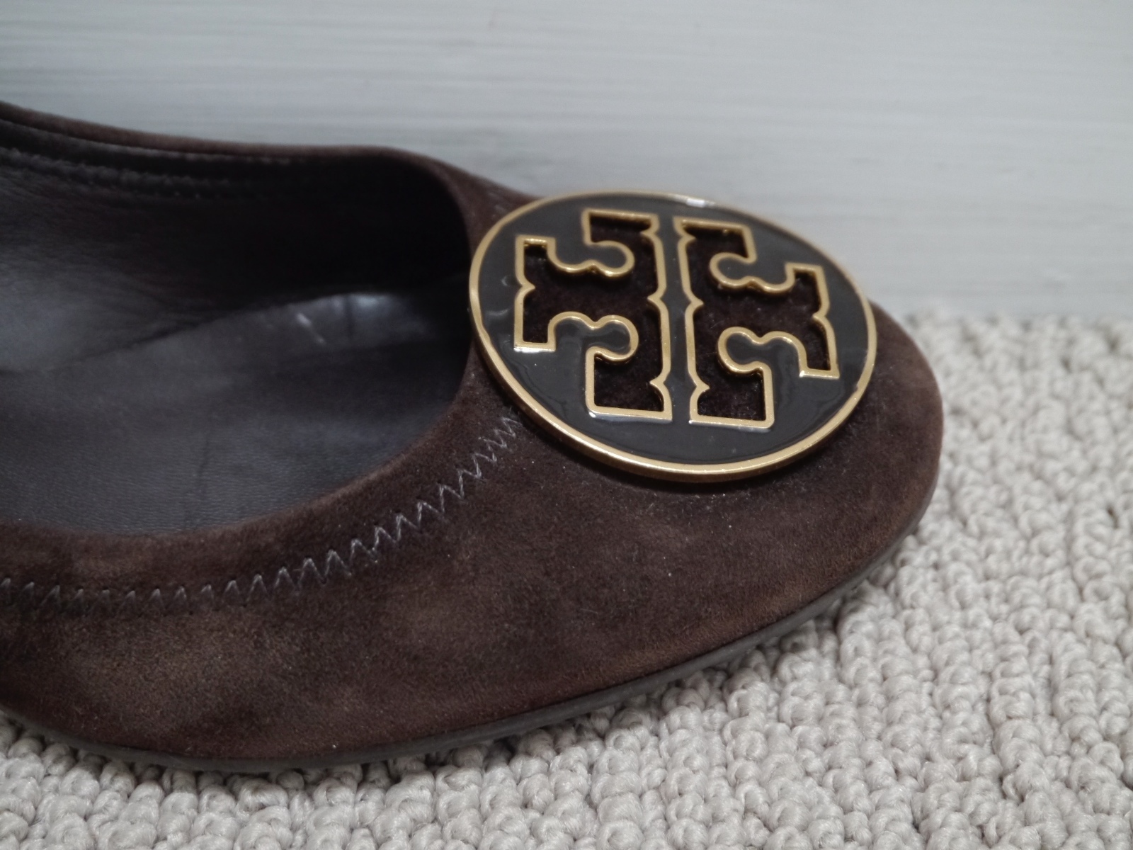 TORY BURCH Amy brown suede gold enamel logo detail lo… - Gem