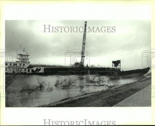 1995 Press Photo A work crew raises a sunk barge from the Mississippi ...