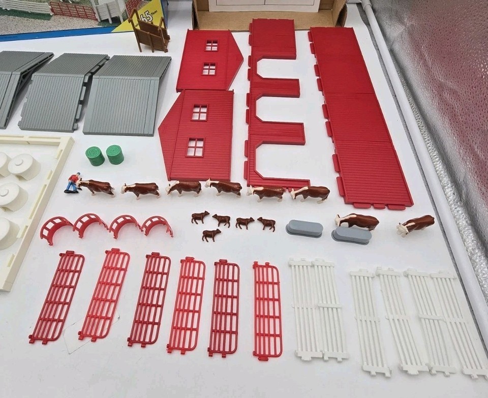 HUGE LOT Ertl Farm Country- Deluxe Farm, Farm House & Beef Cattle Sets ...