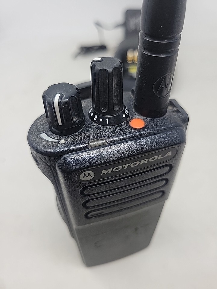 Motorola Xpr7350e AAH56RDC9RA1AN With Charger *Works But Needs New ...