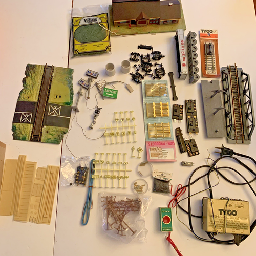 HO Scale Train Accessories Track Lot Signs Posts Bridge Station Power ...