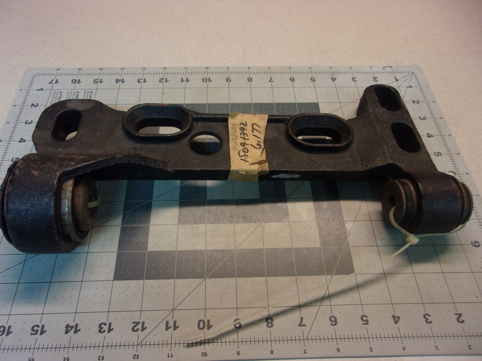 GM 15091392 Front Bracket RH 15198625 | eBay