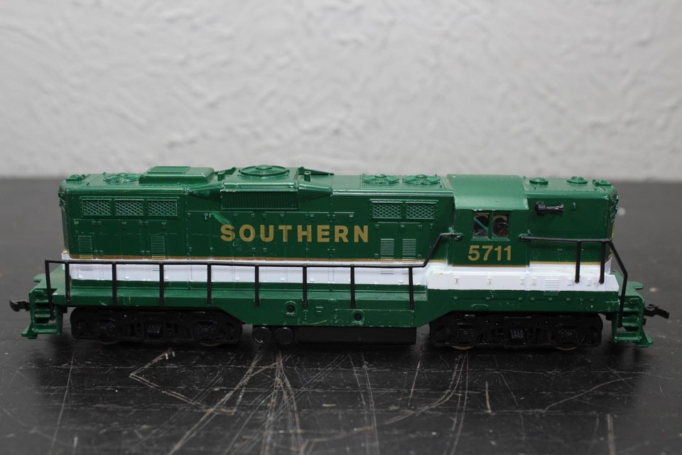 LIONEL SOUTHERN DIESEL ENGINE RD# 5711 8in W/ Green Truck | eBay