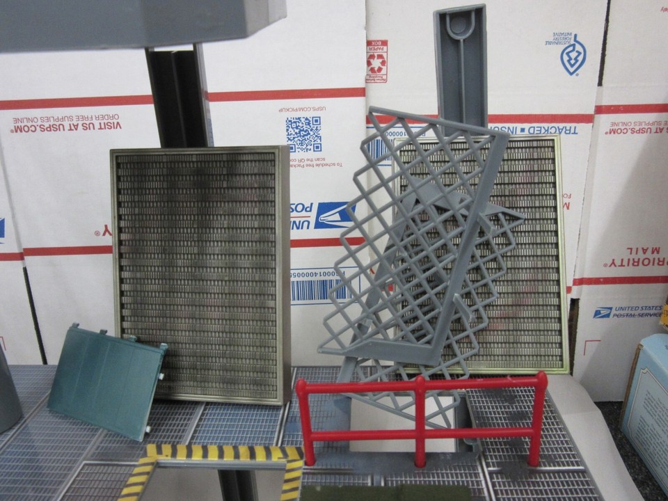 Aliens Deluxe movie playset w/ xenomorph ladder fence Tree House Kids ...