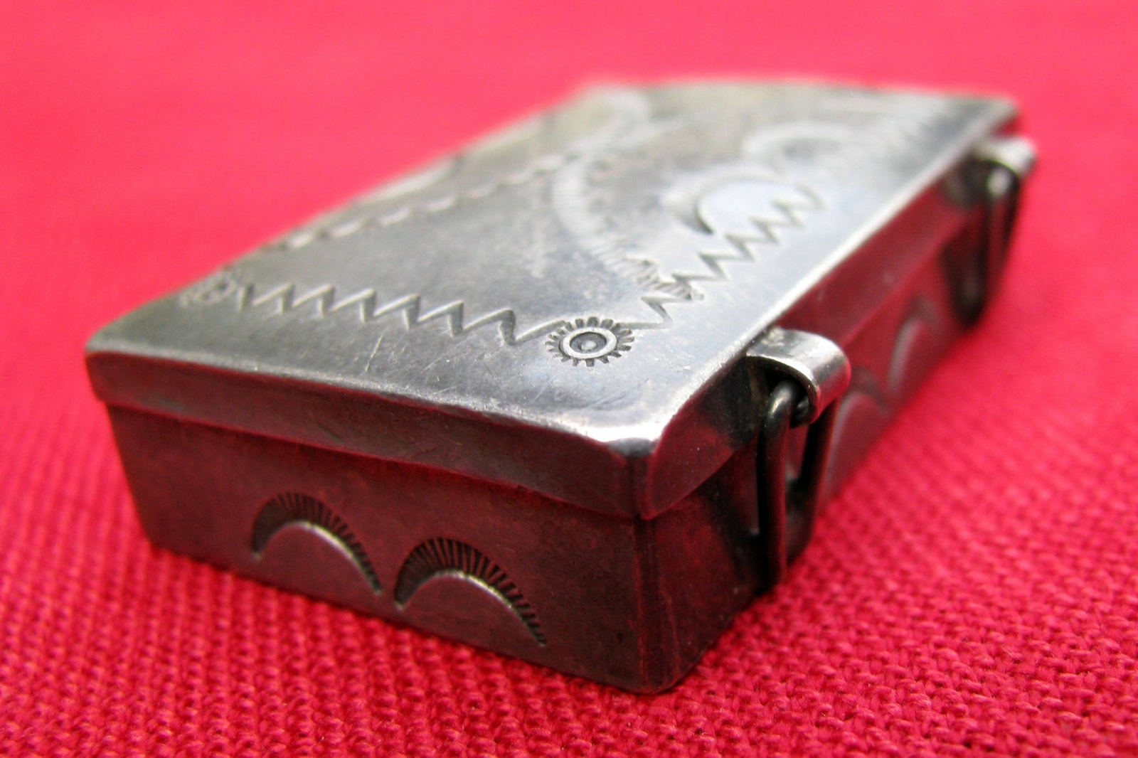 FINE ANTIQUE HANDMADE NAVJAO INDIAN AMERICAN EMBOSSED SILVER SNUFF BOX ...