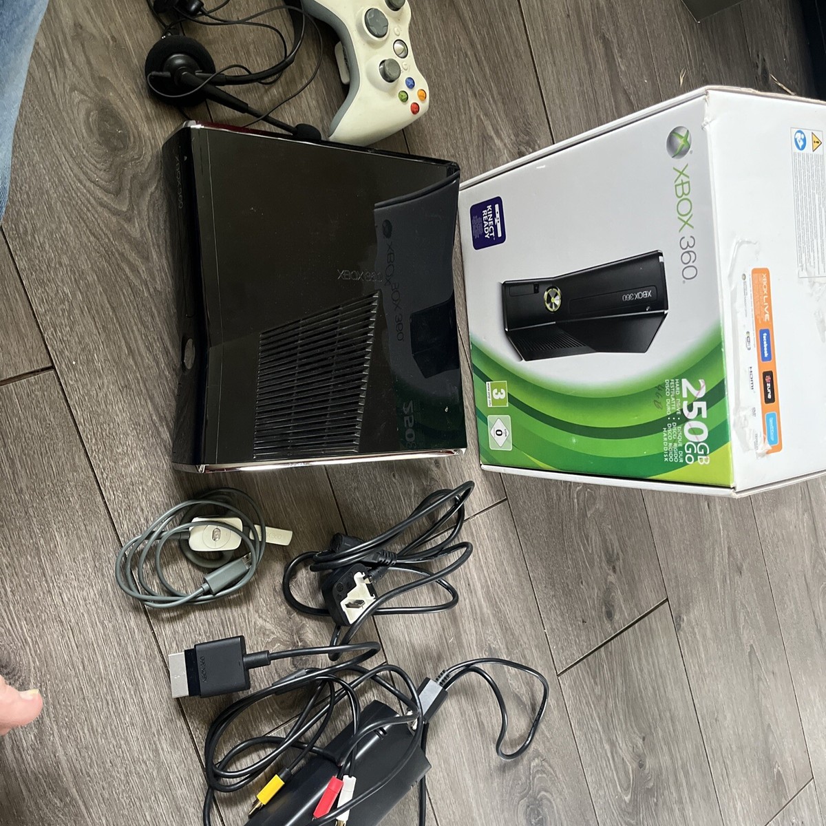 Xbox 360 Slim 4gb Unboxing Youtube Microsoft Xbox 360 Elite 4 GB Black