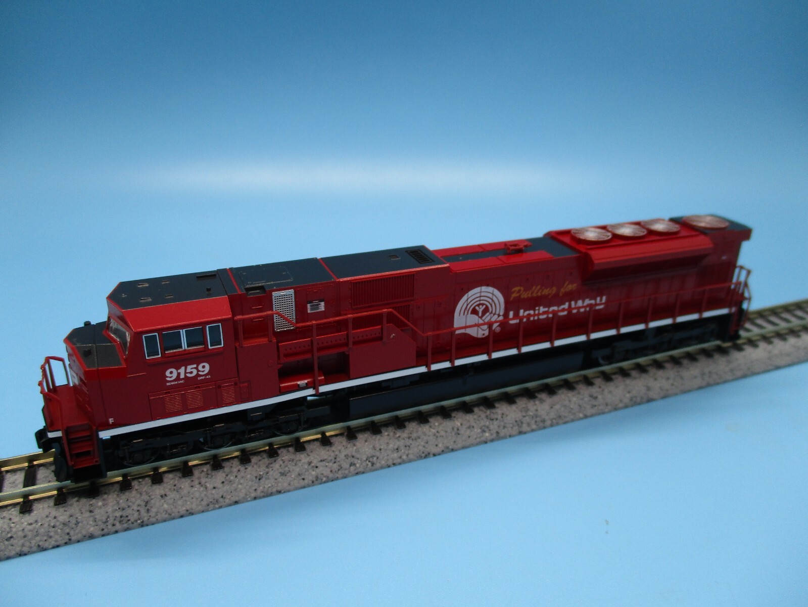 KATO N SCALE LOCOMOTIVE - SD90/43MAC - CP #9159 - UNITED WAY LOGO ...