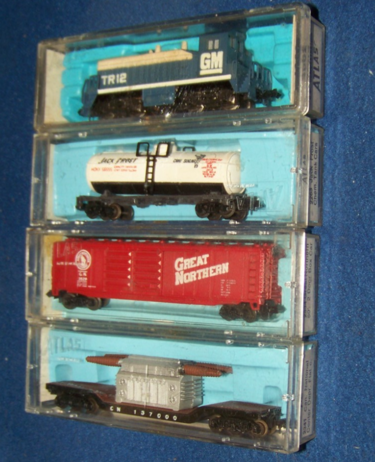 Atlas N Gauge Trains GM Locomotive, Jack Frost Tanker, Great Northern ...